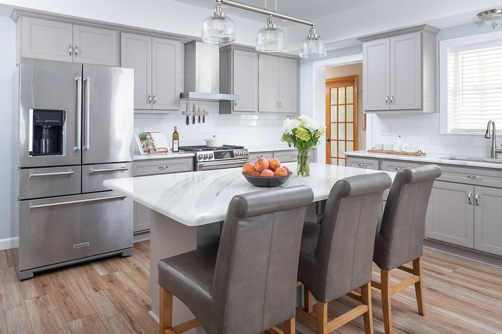 Modern Simplicity: Striking Kitchen Cabinet Colors