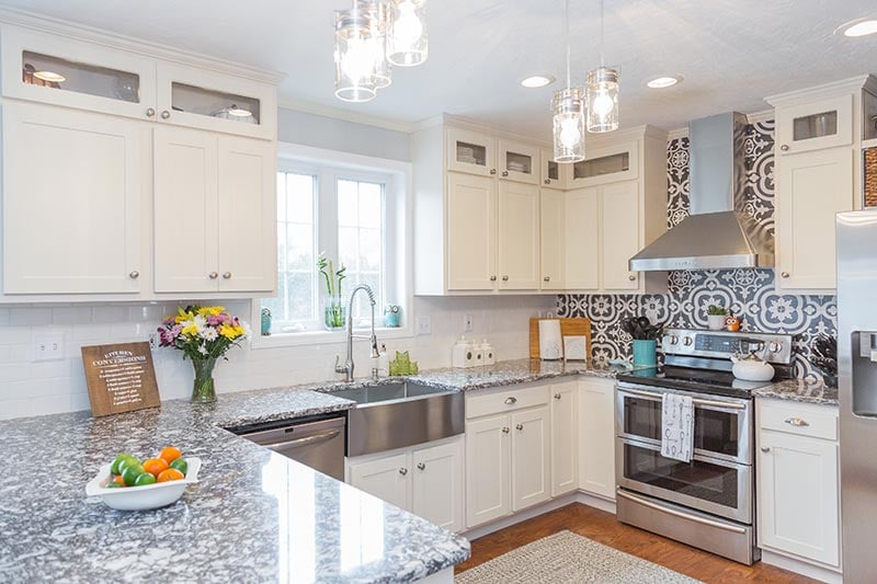 New Cabinet Refacing Ideas to Revamp Your Old Kitchen Layout