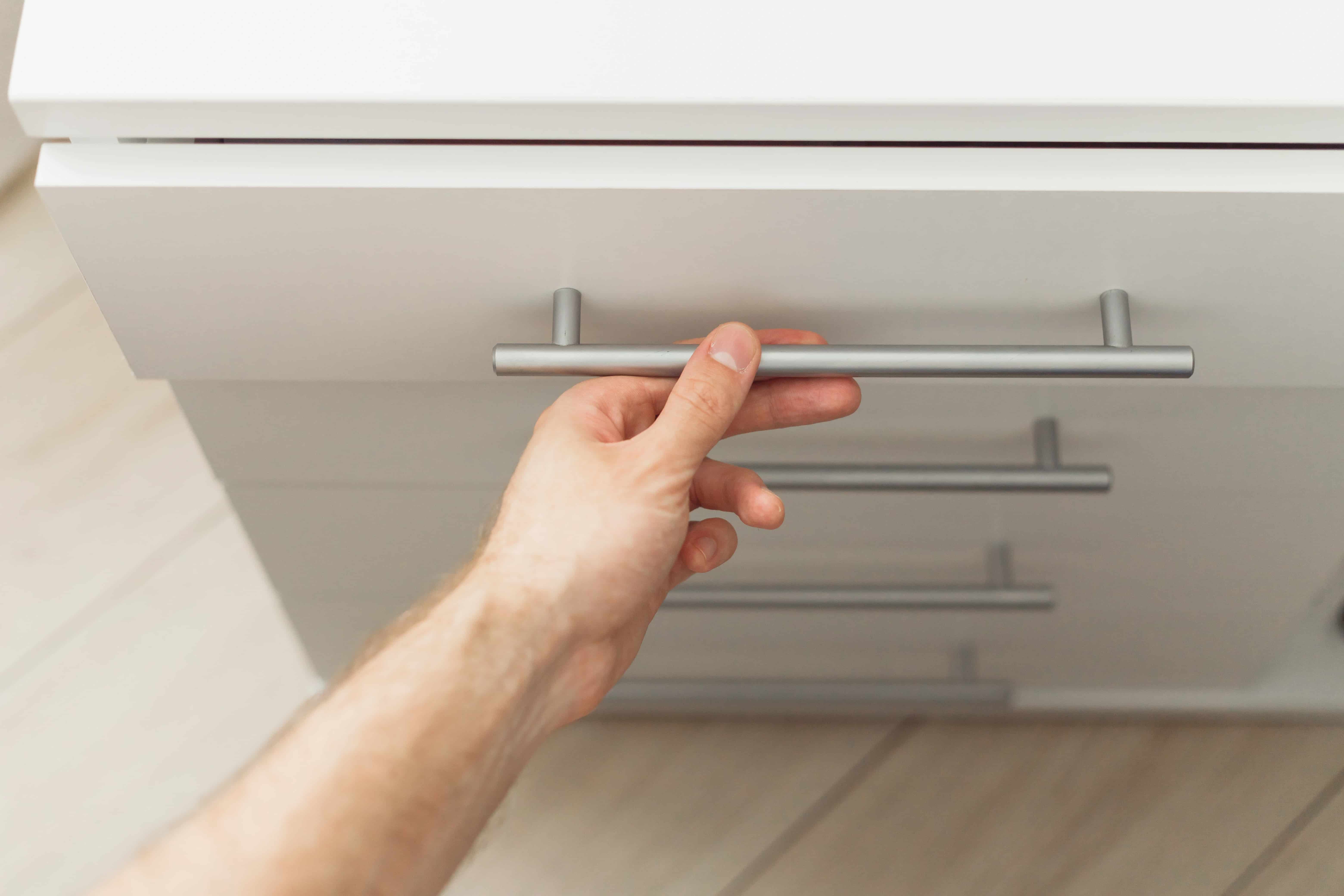 Cabinet Hardware 101: How to Choose Between Knobs, and Pulls